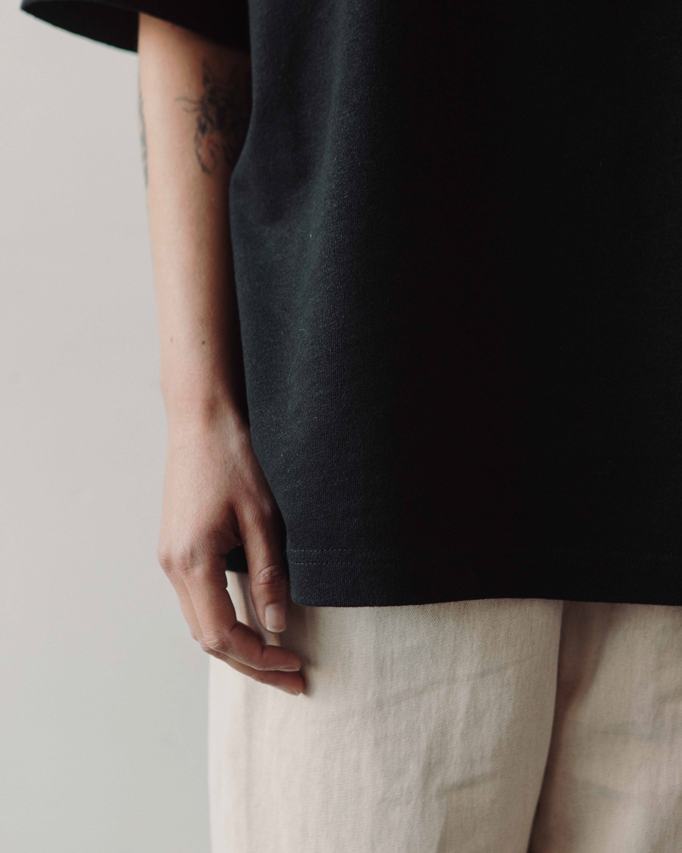 7115 Signature Everyday Tee, Black – Glasswing