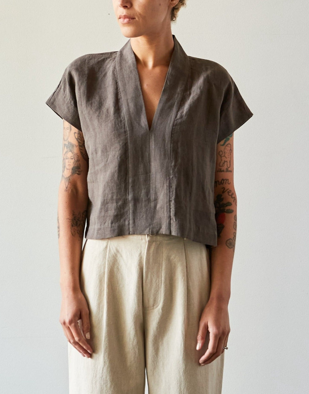 7115 V-Neck Panel Top, Dark Oak – Glasswing