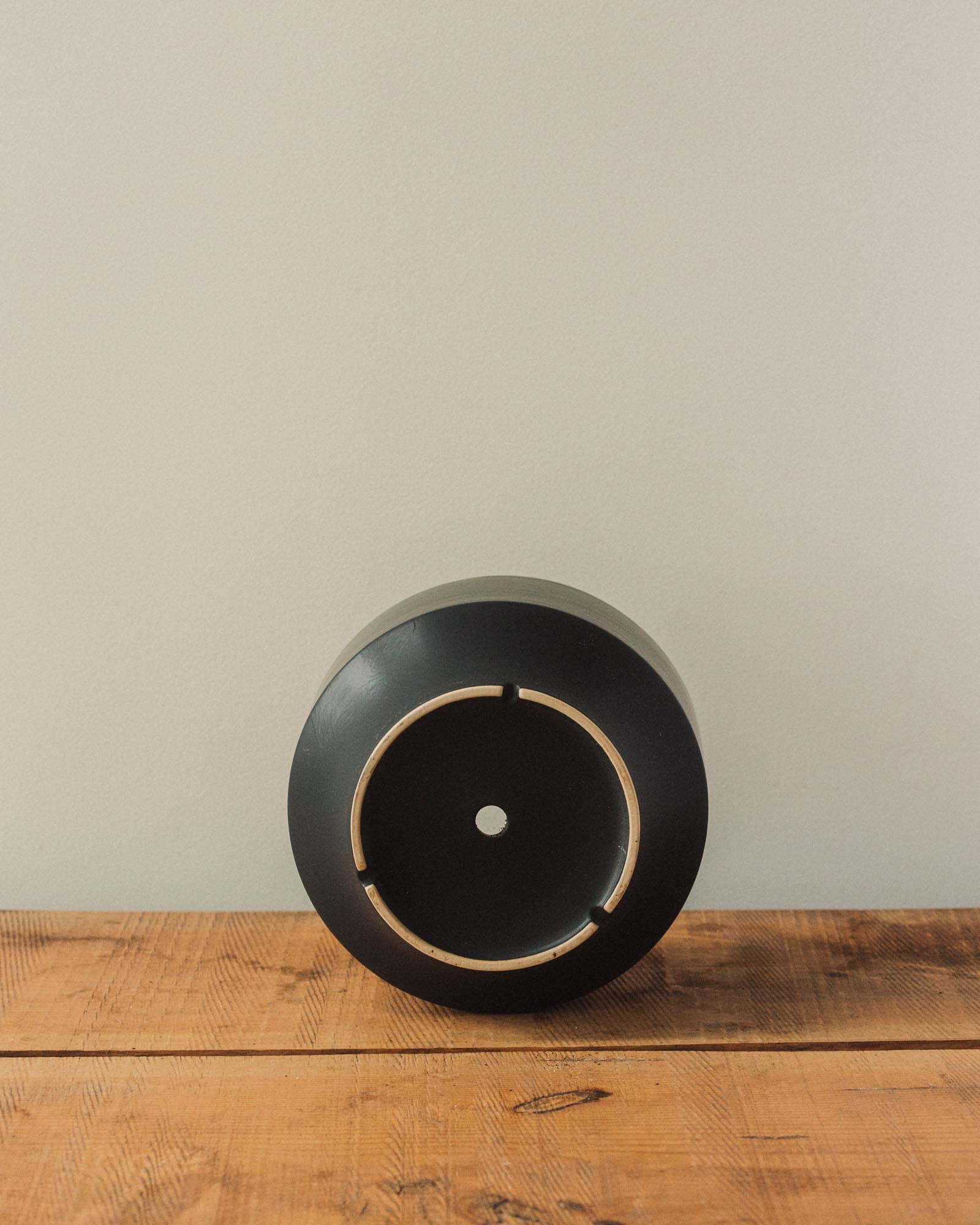 Round Two Pot, Black – Glasswing