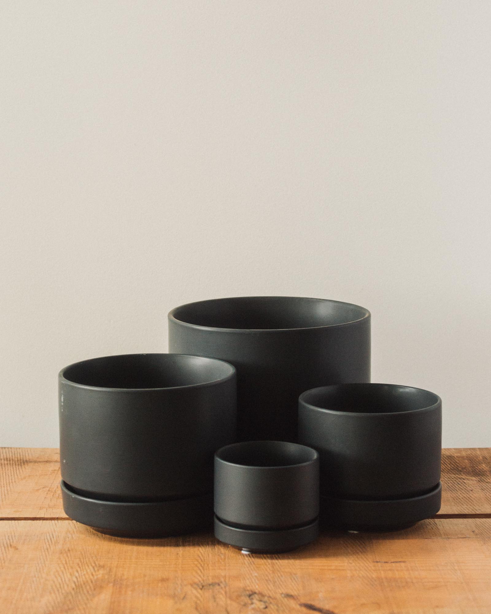 Round Two Pot, Black – Glasswing