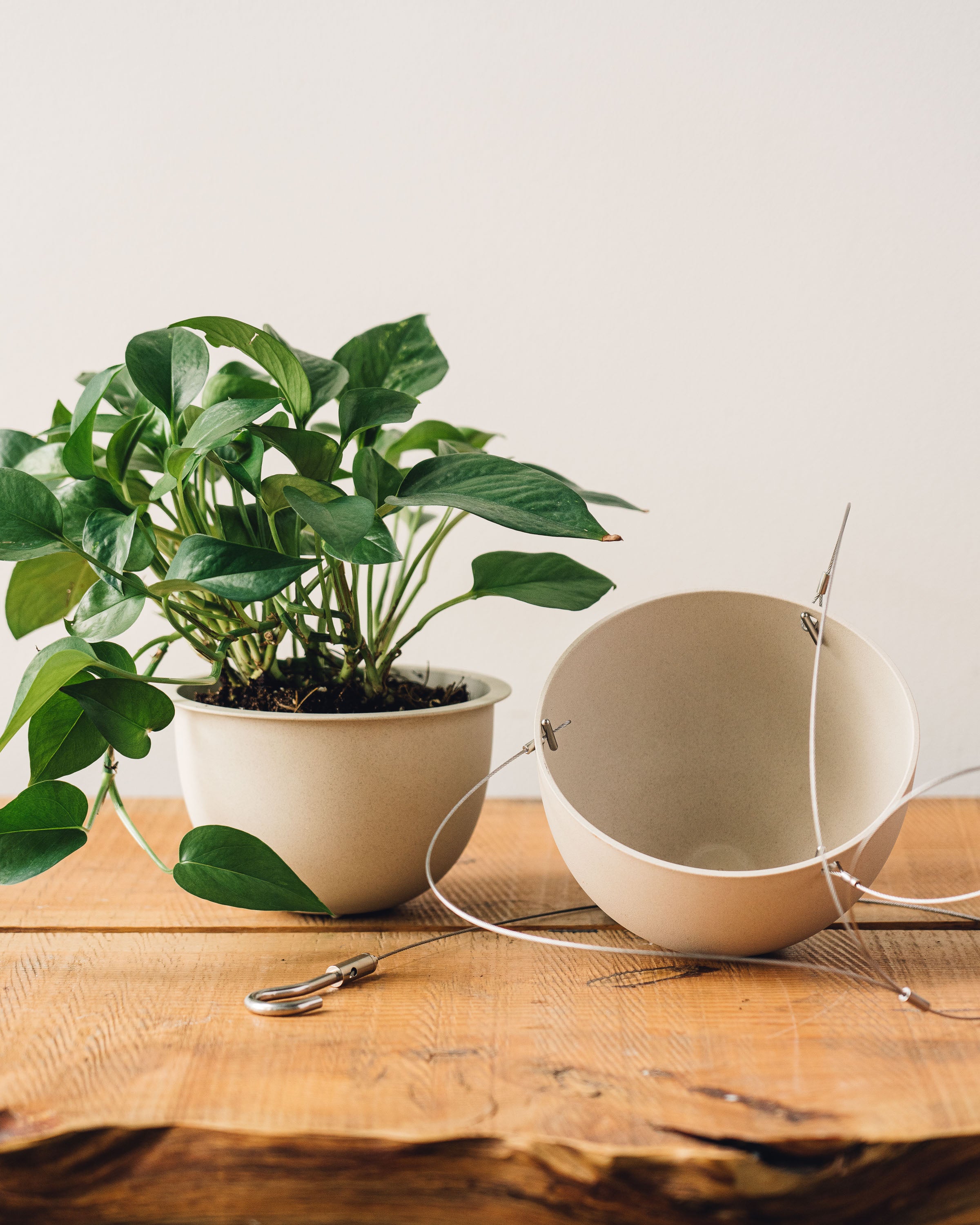 Kinto Hanging Pot, Beige – Glasswing